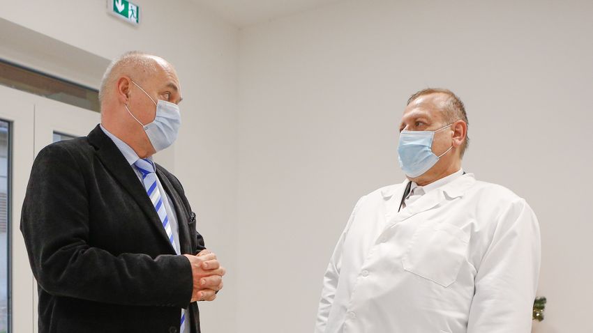 VAOL - Ajándékot vitt a szociális intézet dolgozóinak Dr. Hende Csaba VAOL - Ajándékot vitt a szociális intézet dolgozóinak Dr. Hende Csaba