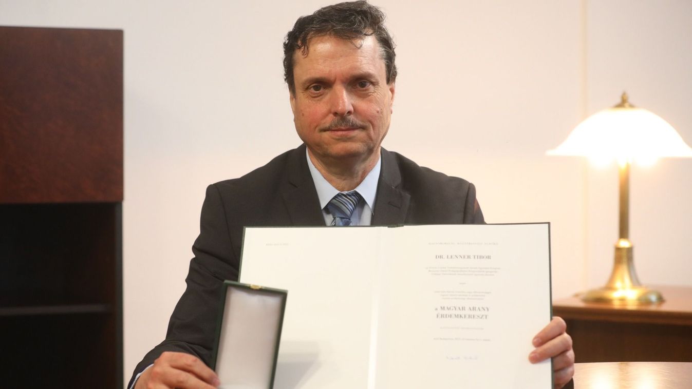 Az emberi hang mindig kifizetődő - a kitüntetésben részesült dr. Lenner ...