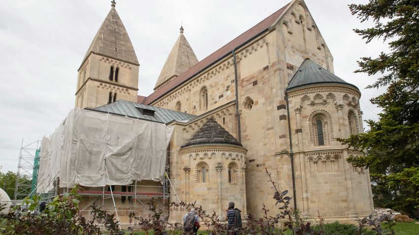 VAOL - Újra látogatható a jáki templom