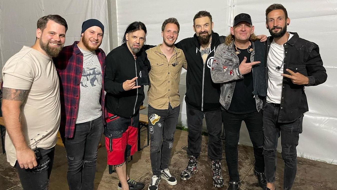 A magyar rockzene nagyágyújával készített közös fotót a Zaporozsec zenekar