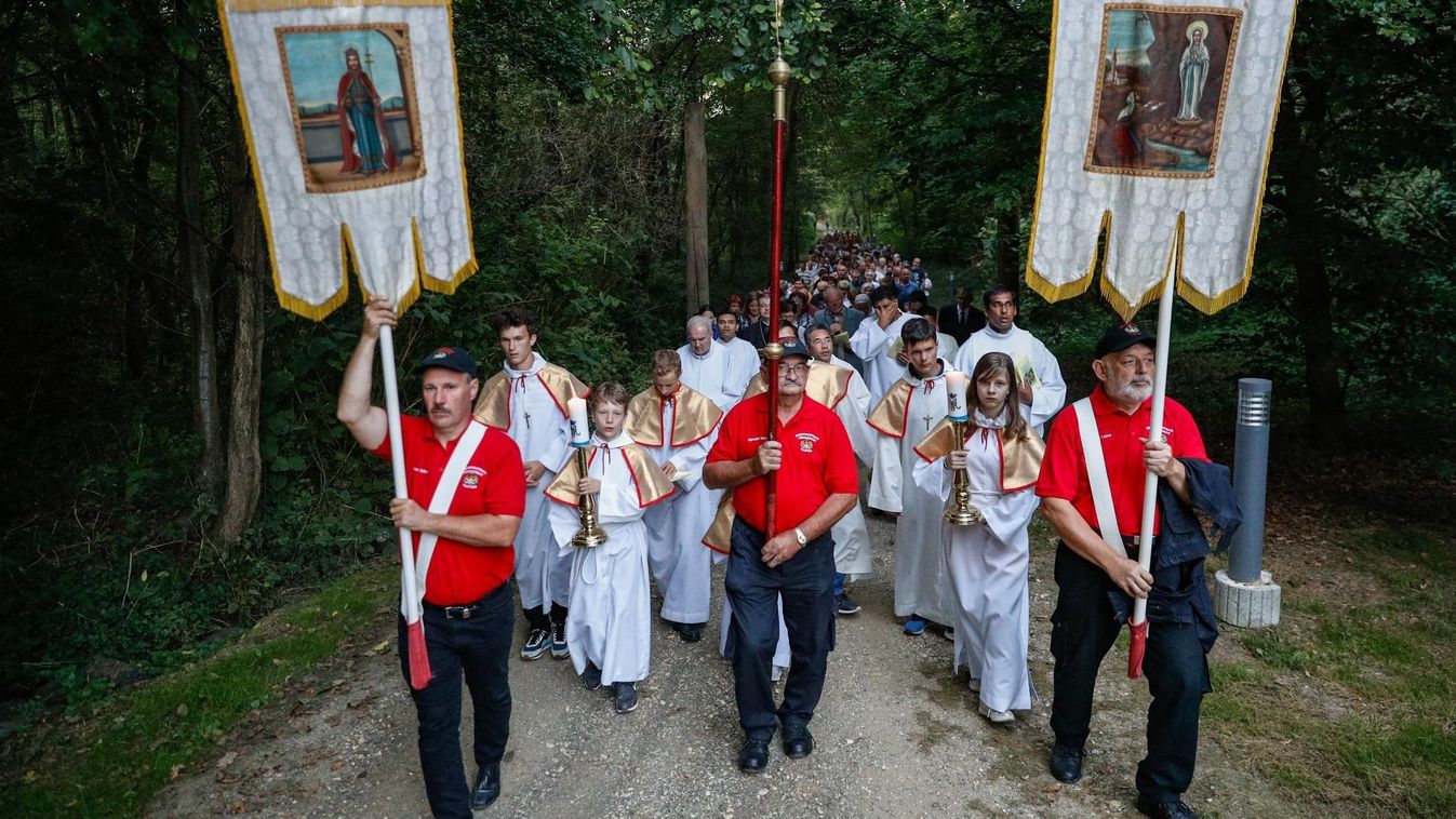 A Szűzanya megnyugtat, oltalmat ad - Zarándokok százai keltek útra a vasvári Mária-búcsúra - fotók