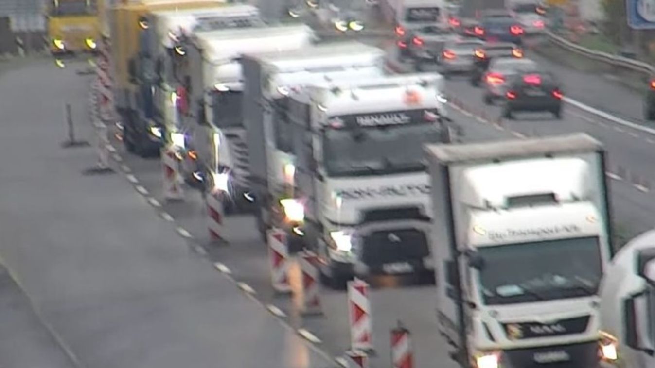 Akkumulátort loptak, egy kamionos táblákat lökdösött az M1-esen - videó