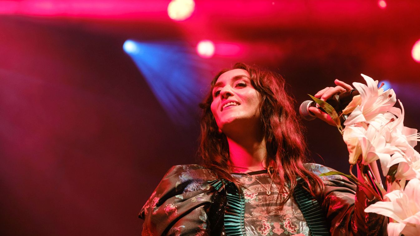 Bocskor Bíborka: nekem tetszik, hogy elemeltebben szólalnak meg a dalaink