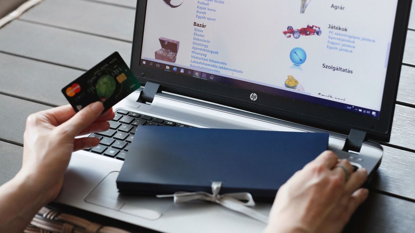 Tíz millió forintot emeltek le csalók egy sárvári nő számlájáról