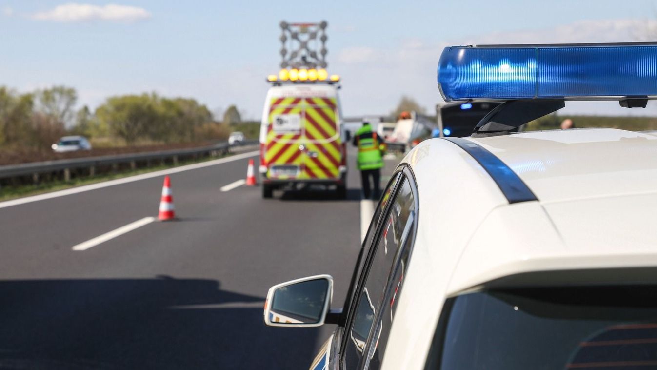 Szalagkorlátnak ütközött egy autó az M85-ösön