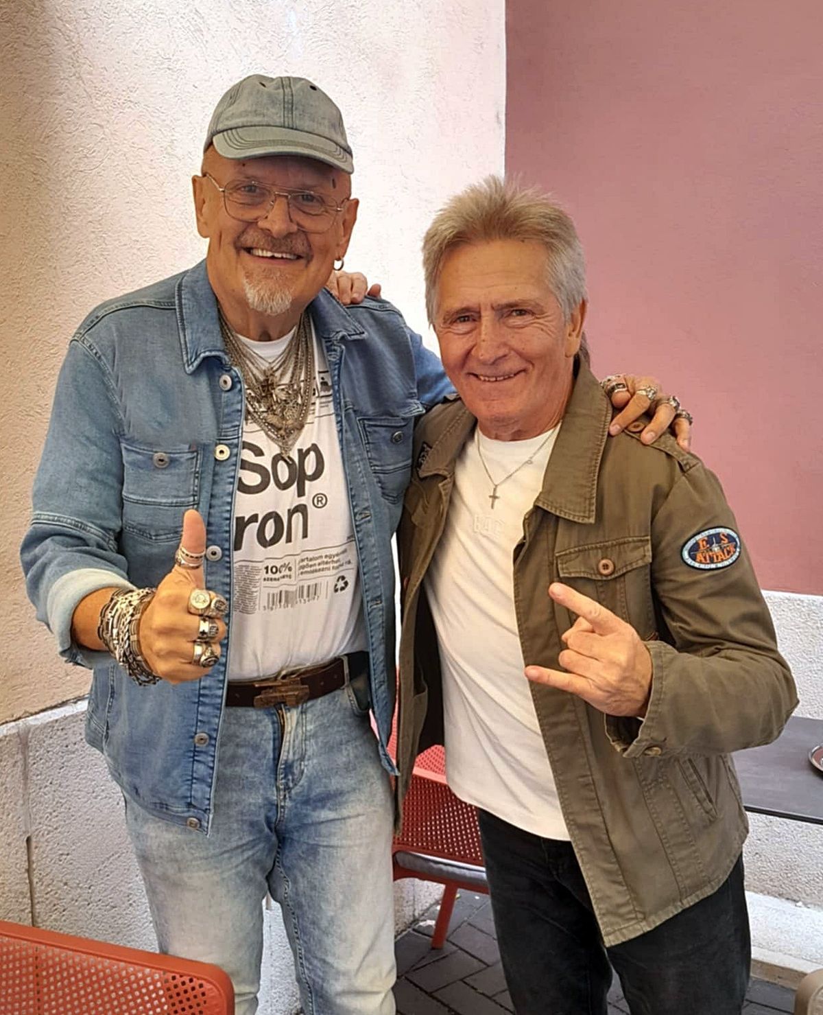 Legendák: séta közben futott össze a két énekes