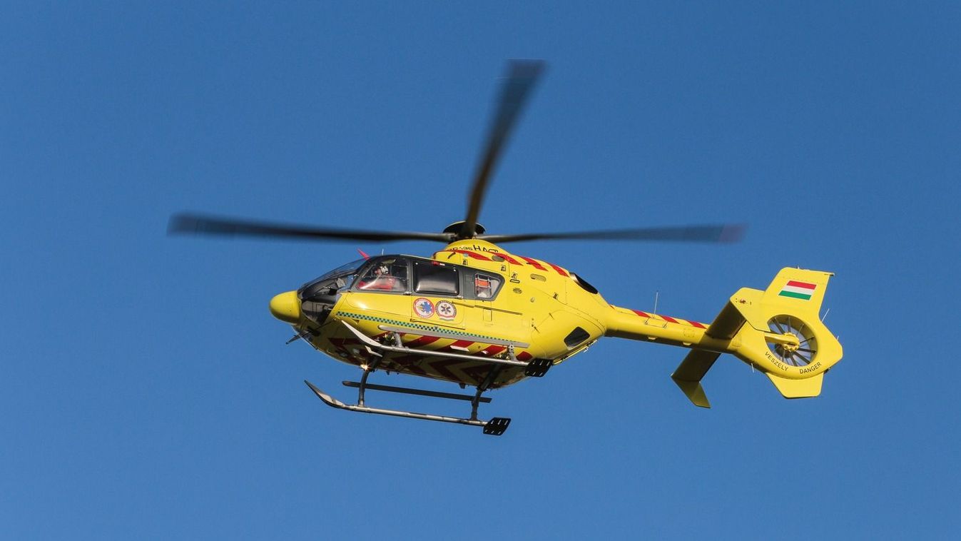 Hármas karambol történt az M1-esen - Lezárták a pályát, mentőhelikopter érkezett