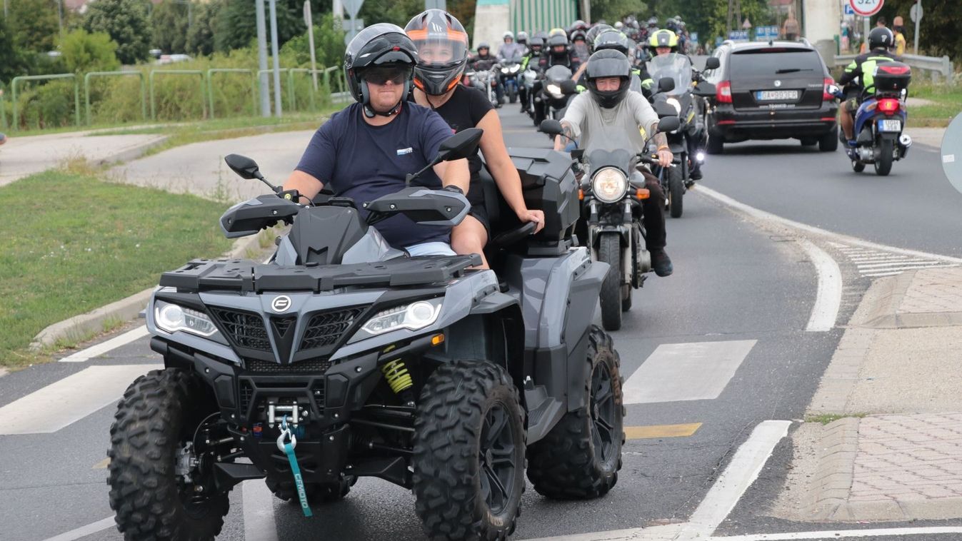 Vármeeting Sárváron: több száz motoros vonult fel