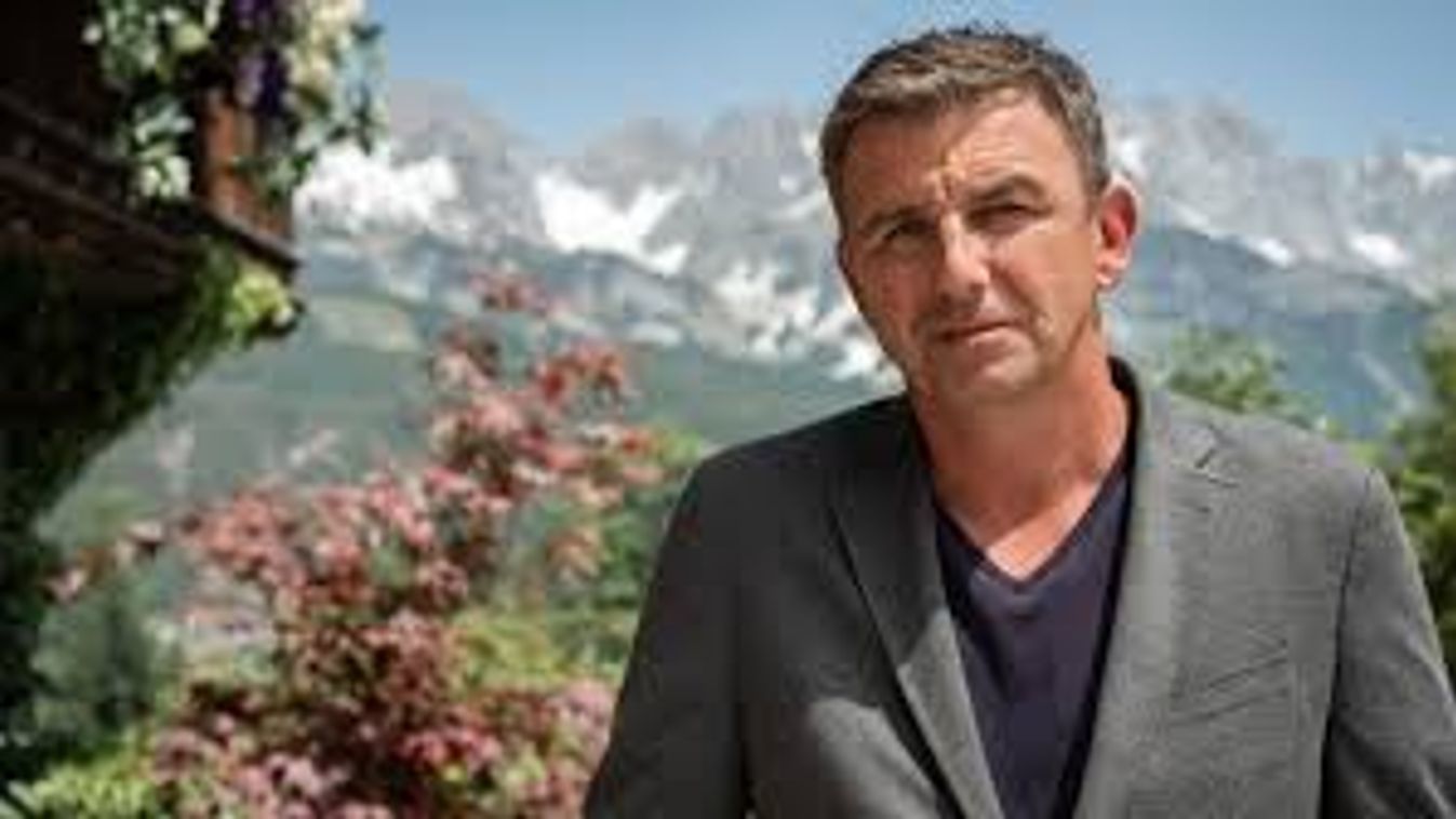 Hegyi doktor - Ágh Péter és családja szelfizett