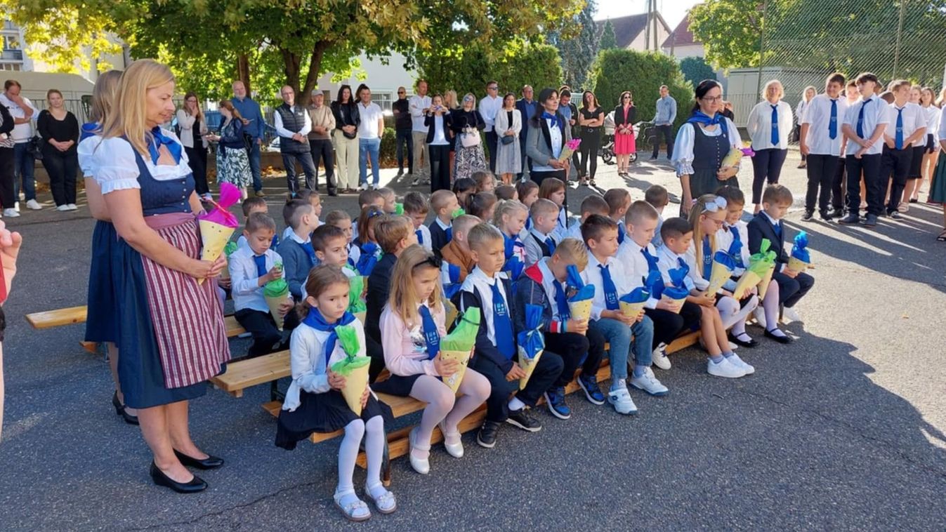 Reguly-iskola: Schultüte ajándékba a tanévnyitón.