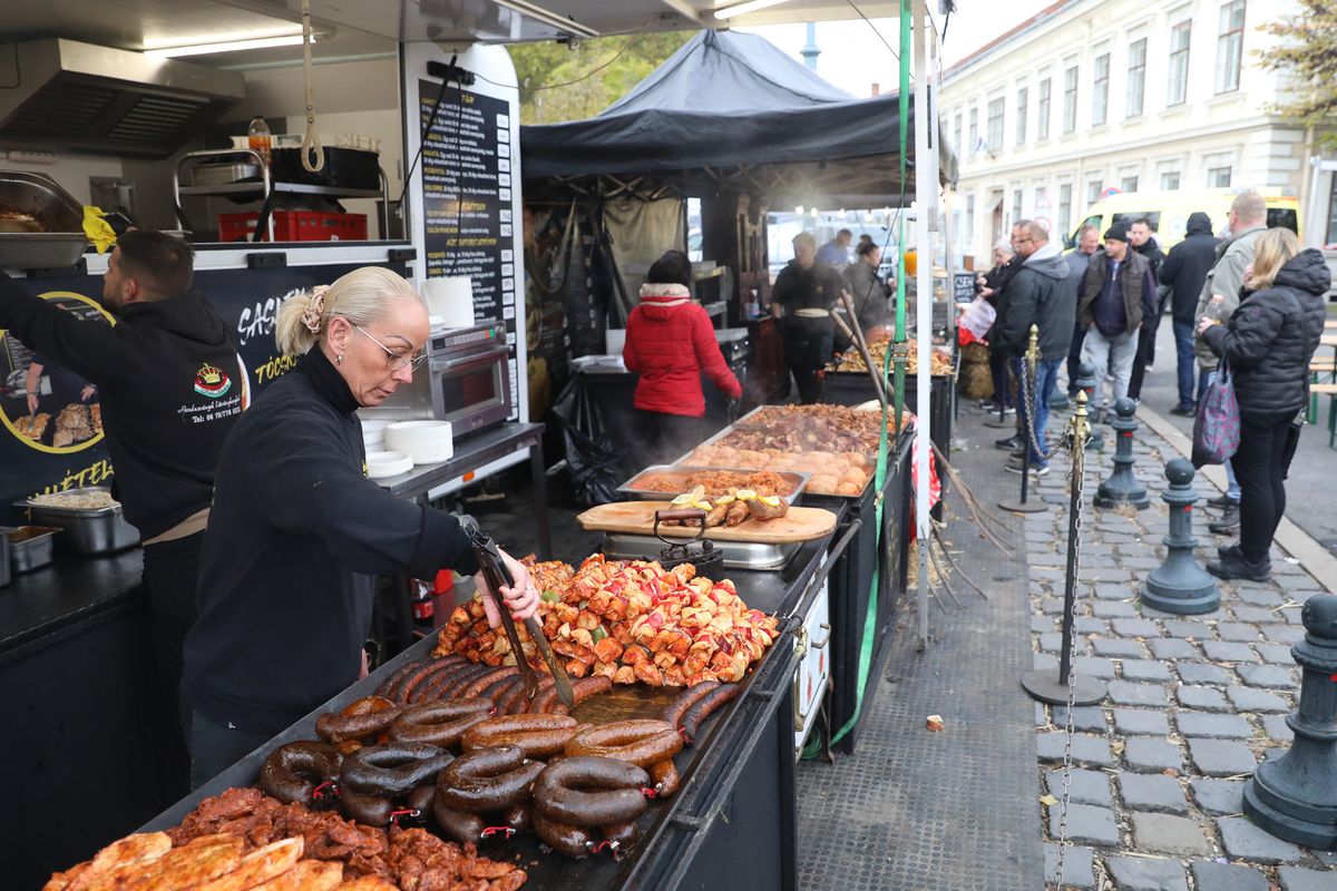 Simon-Júdás vásár: mit és mennyiért ehetünk az idei forgatagban?