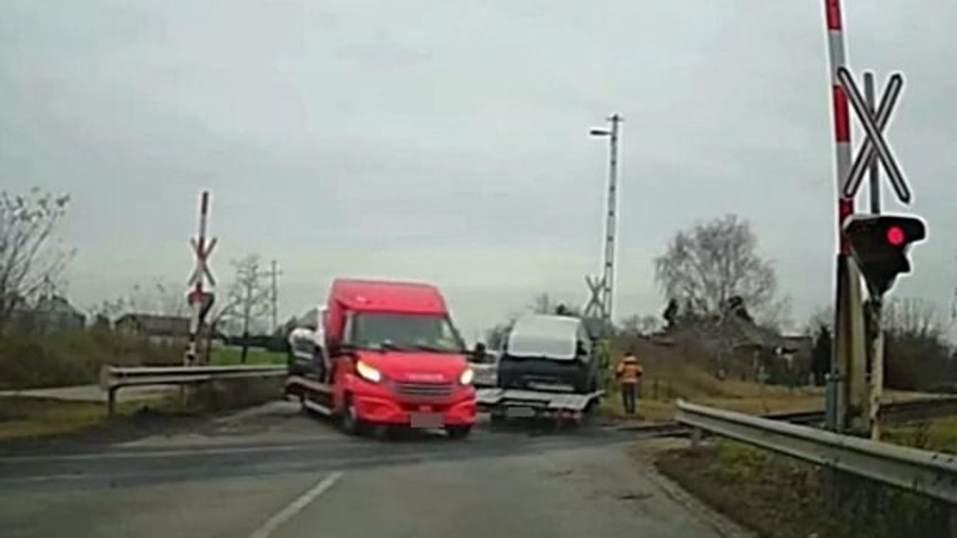Vasúti átjáró: egészen elképesztő, ami tilos jelzésnél történt - videó