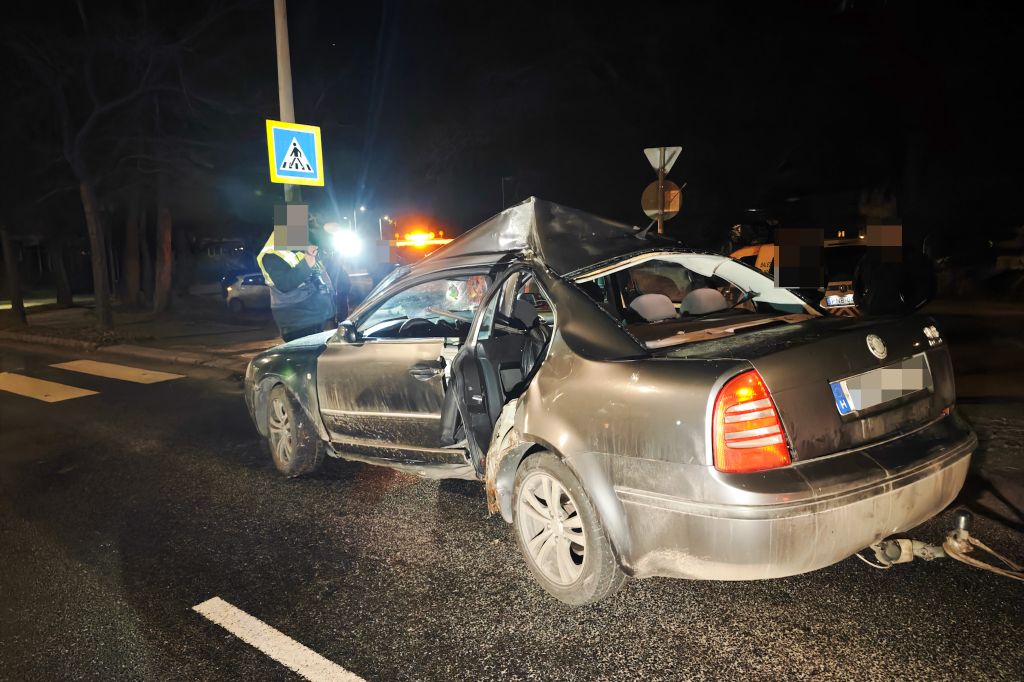 Újabb súlyos baleset: Lámpaoszlopnak csapódott egy autó Szombathelyen ...