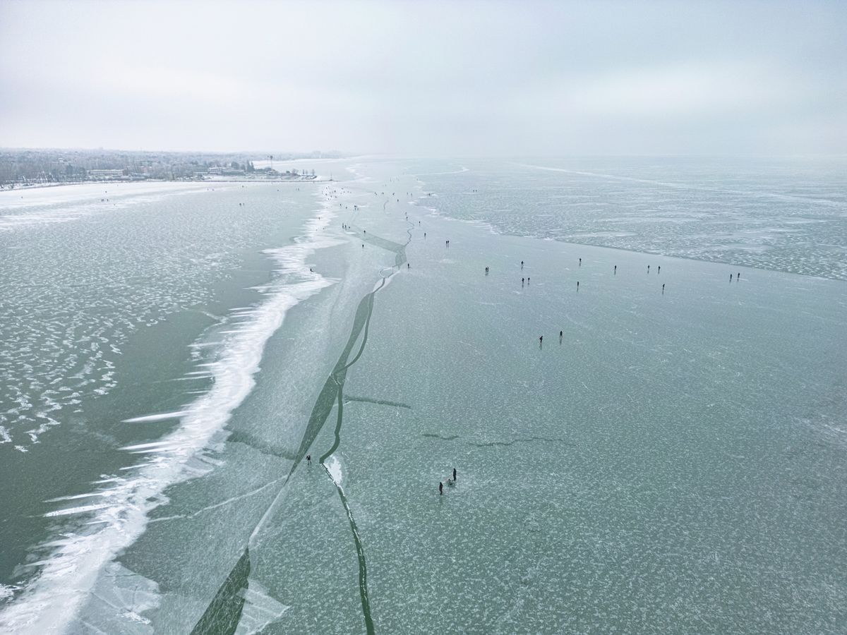 Életveszélyes lehet a Balaton jege, vasárnap már senki ne menjen rá