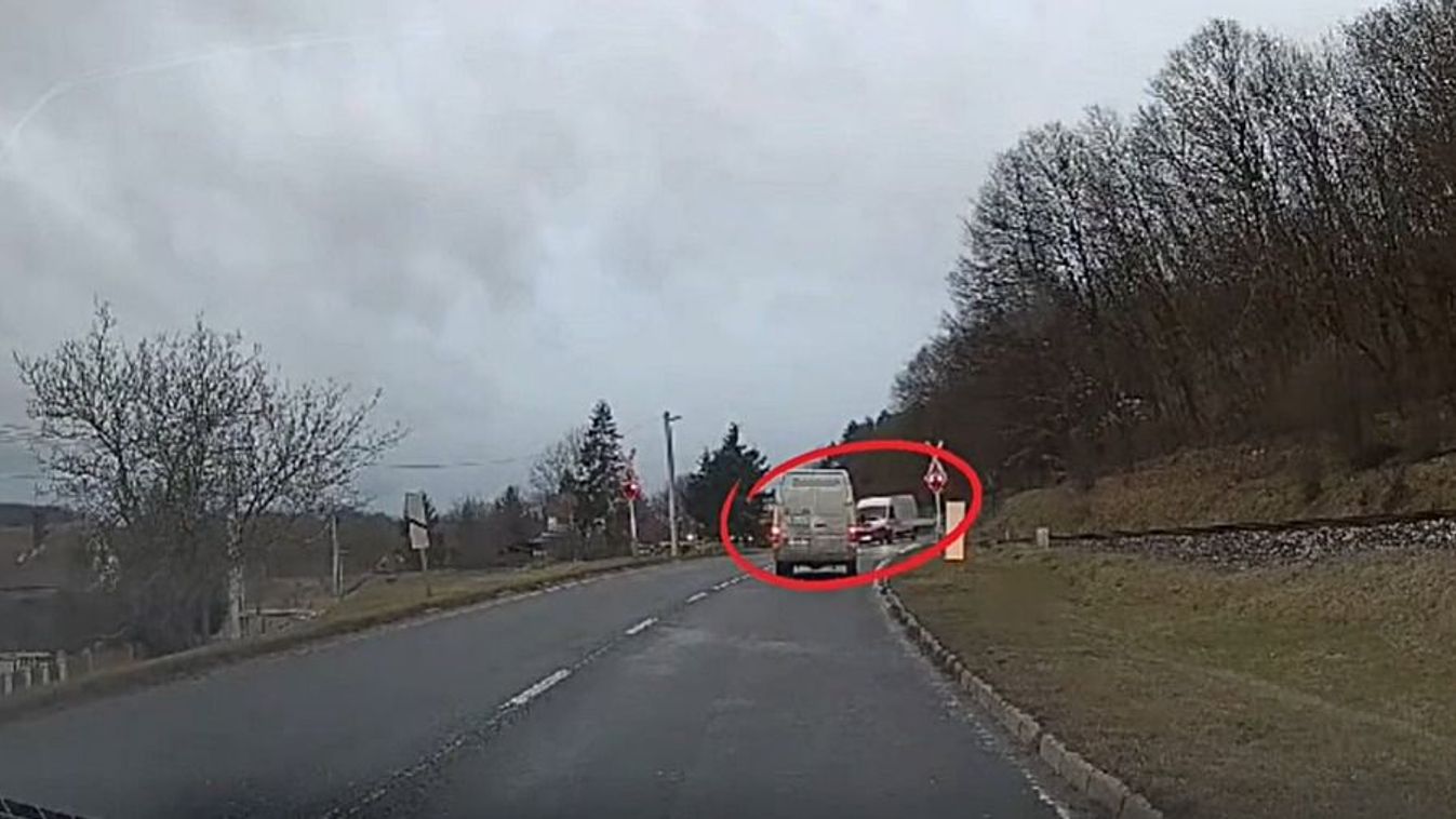 Vasúti átjáró: három autós sem állt meg a piros jelzés ellenére